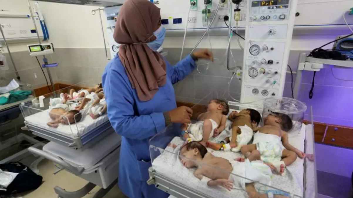 تركهم الكيان بلا رحمة 5 صغار حديثي الولادة يفارقون الحياة في القطاع