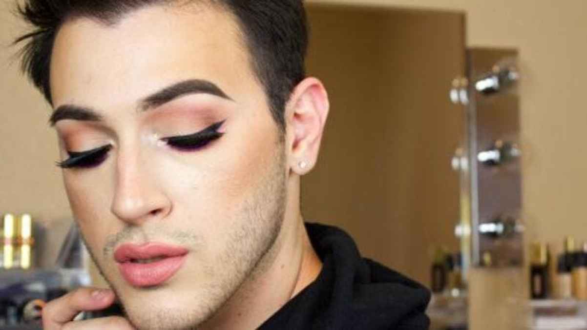 إلقاء القبض على مشهور كويتي متهم بالتشبه بالنساء والجمهور يكشف هويته